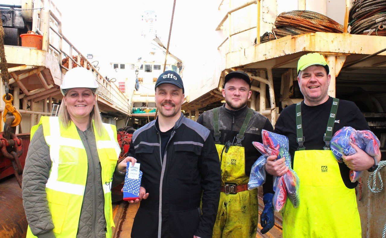 Körlum hjá Samherja færðir Mottumarssokkar | Samherji hf.